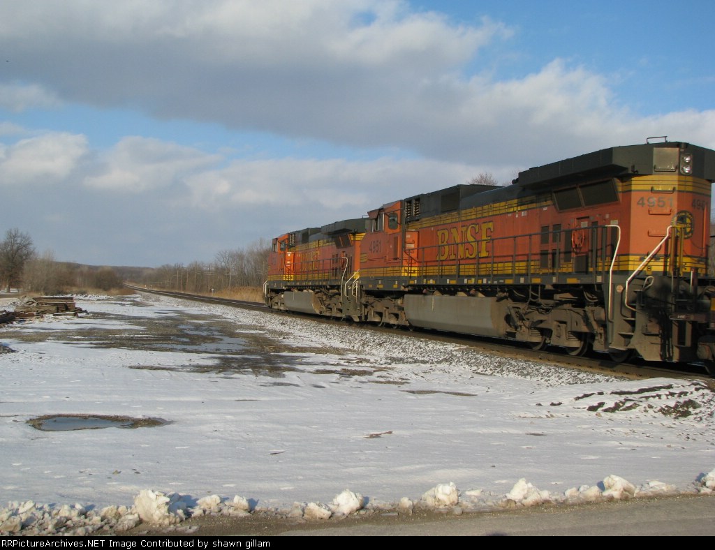 BNSF 4951 work as dpu at 60mph
